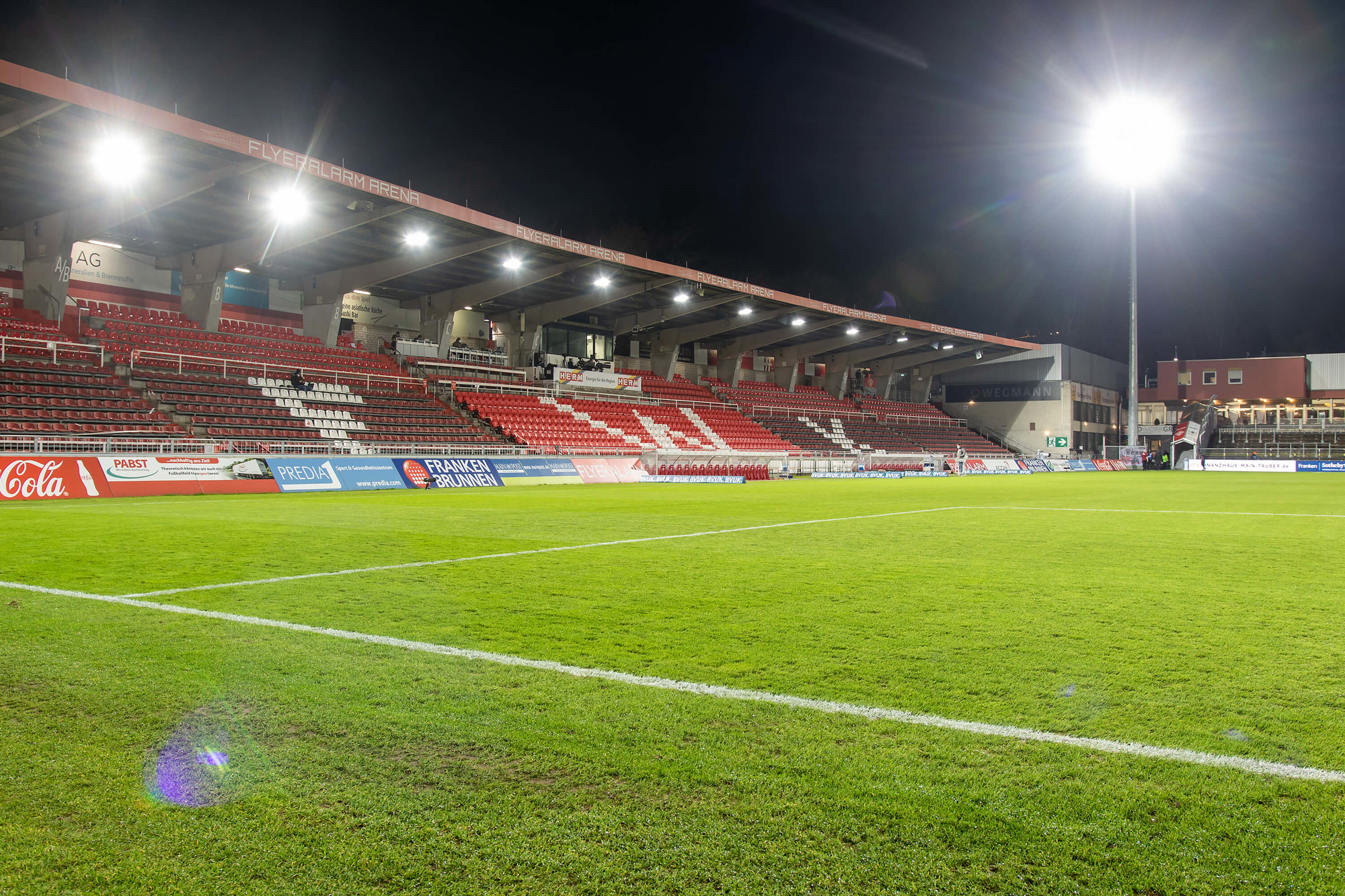12. Spieltag: Flutlichtatmosphäre in der FLYERALARM Arena gegen den FC ...